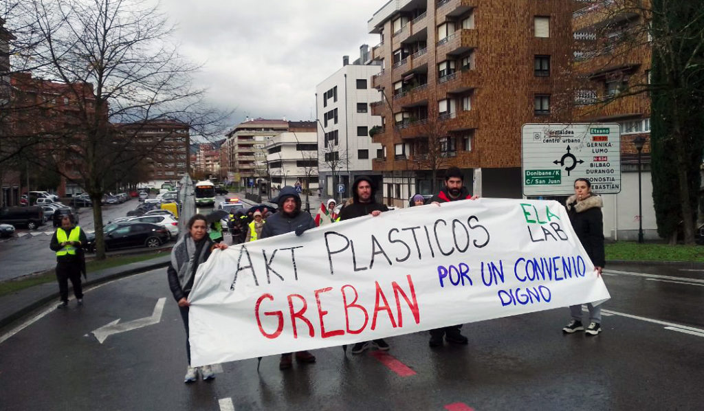 La plantilla de AKT Plásticos de Amorebieta extiende su huelga hasta ...